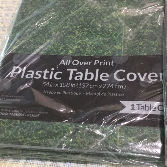 Creative Coverings | Party Supplies | Grass Look 4 Pack Plastic Table ...